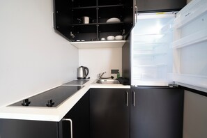 Estúdio Premium | Cozinha privada | Um frigorífico, uma placa de cozinha, utensílios de cozinha 