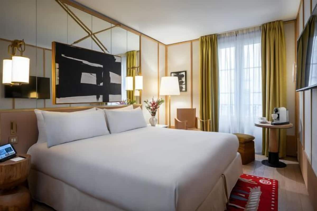 Frigobar, cortinas blackout, quartos à prova de som