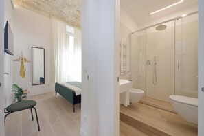 Greenfour Rome Apartment | Banheiro | Chuveiro, chuveiro com efeito de chuva, secador de cabelo, bidê