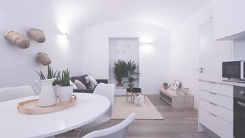 Apartamento, 1 quarto | Sala de estar | TV de ecrã plano