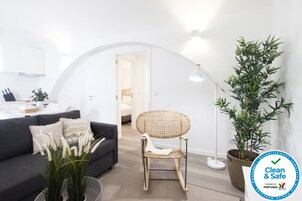 Apartamento, 2 quartos | Área de estar | TV de tela plana