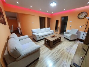 Apartamento, 2 quartos | Sala de estar | TV LED 40 polegadas com canais digitais, TV, filmes pagos