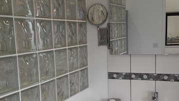 Quarto Triplo Superior | Casa de banho | Um polibã, um secador de cabelo, toalhas fornecidas, sabão