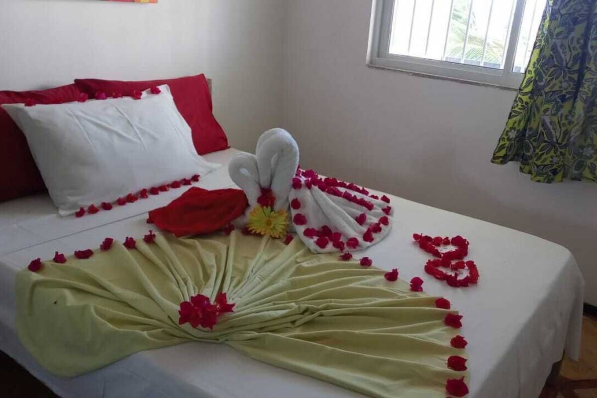 1 quarto, roupas de cama antialérgicas, frigobar, escrivaninha