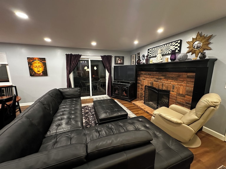 Ski Mt. Brighton! ~~Rock N Roll House ~~ Spacious! Hot Tub! Sleeps 12 - Whitmore Lake, MI