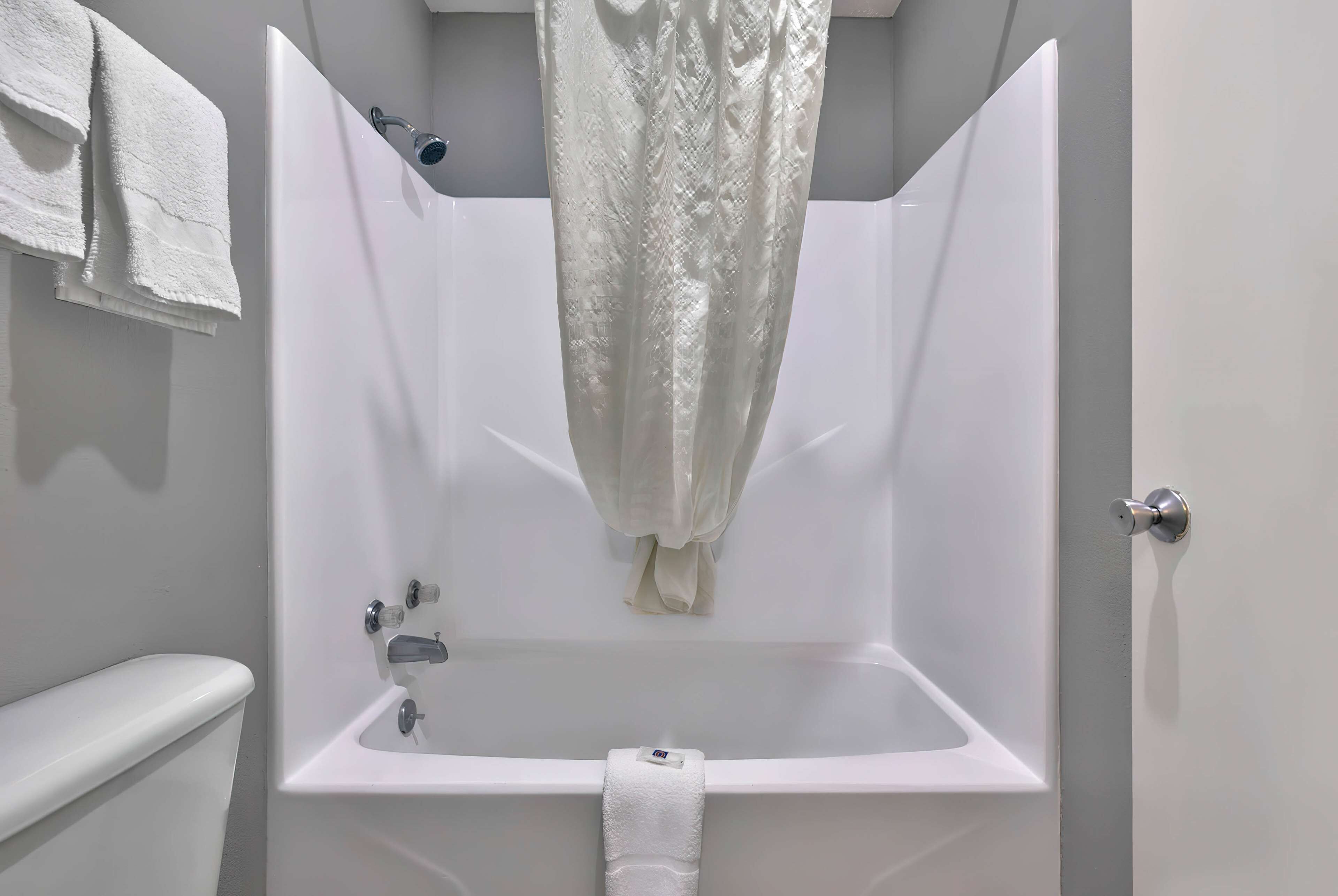 Toalhas fornecidas, sabão, champô, papel higiénico 