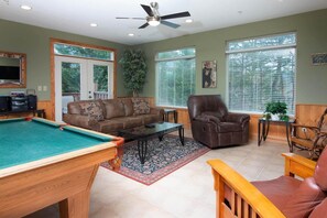 Apartamento em Condomínio Fechado, várias camas (3209 Golf View Hillcrest Journey's En) | Sala de jogos