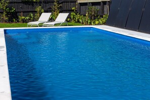 Piscina externa sazonal, funciona das 7h às 20h, espreguiçadeiras