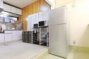 Casa, 2 quartos | Kitchenette privada | Minifrigorífico, um micro-ondas, uma chaleira elétrica 