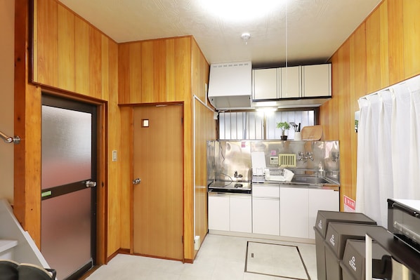 Casa, 2 quartos | Kitchenette privada | Minifrigorífico, um micro-ondas, uma chaleira elétrica