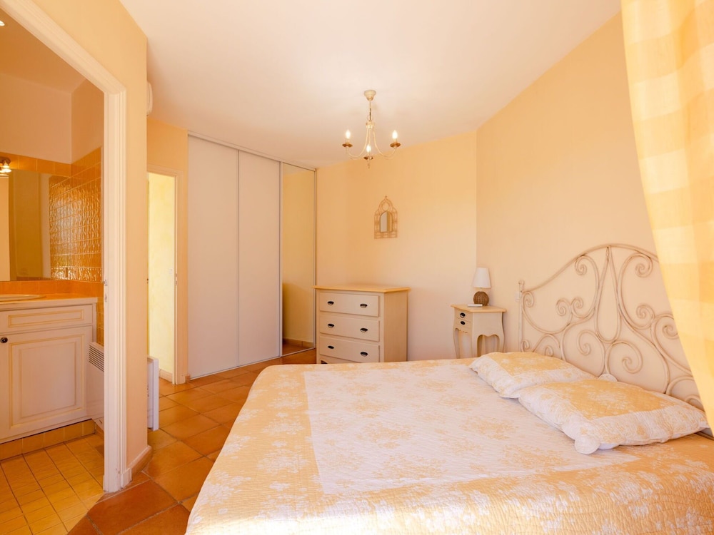 Schönes Alleinstehendes Ferienhaus Mit Klimaanlage, Privatem Pool, W-lan, Tv, Terrasse, Parkplatz - Sainte-Maxime