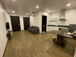Apartamento, 2 quartos (Nova) | Cozinha privada | Um frigorífico, um micro-ondas, uma chaleira elétrica 