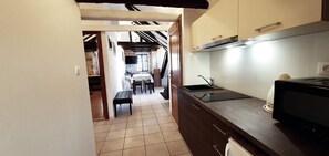 Apartamento superior, 2 quartos | Cozinha compartilhada | Frigobar, cooktop, chaleira elétrica