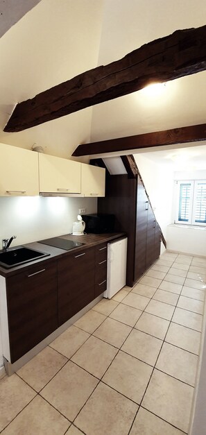 Apartamento superior, 2 quartos | Cozinha compartilhada | Frigobar, cooktop, chaleira elétrica