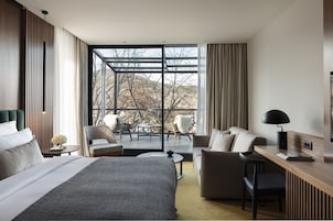 Quarto júnior, vista para a cidade | Roupas de cama premium, camas Tempur-Pedic, frigobar, cofres nos quartos