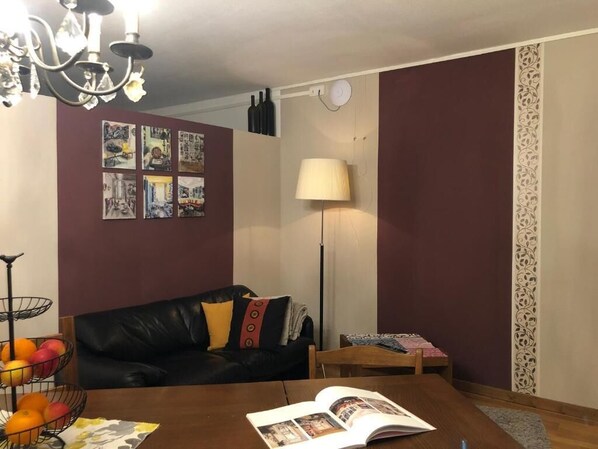 Apartamento Comfort, não fumadores, casa de banho privativa | Sala de estar | Televisor de ecrã plano de 40 polegadas com canais via satélite 