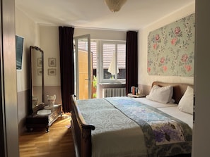 Apartamento Deluxe, varanda, vista para o pátio | Roupa de alta qualidade, com decoração personalizada 