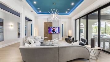 Villa (1 Bedroom) | Sala | TV de ecrã plano, lareira, matraquilhos, ténis de mesa