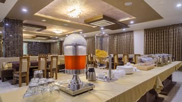 Café da manhã com buffet todos os dias (INR 400 por pessoa)