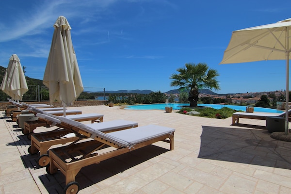 Vila superior, 4 quartos, piscina particular, vista para o mar | Terraço/pátio