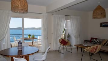 Apartamento luxo, 2 quartos, vista para o mar | Área de estar | Smart TV