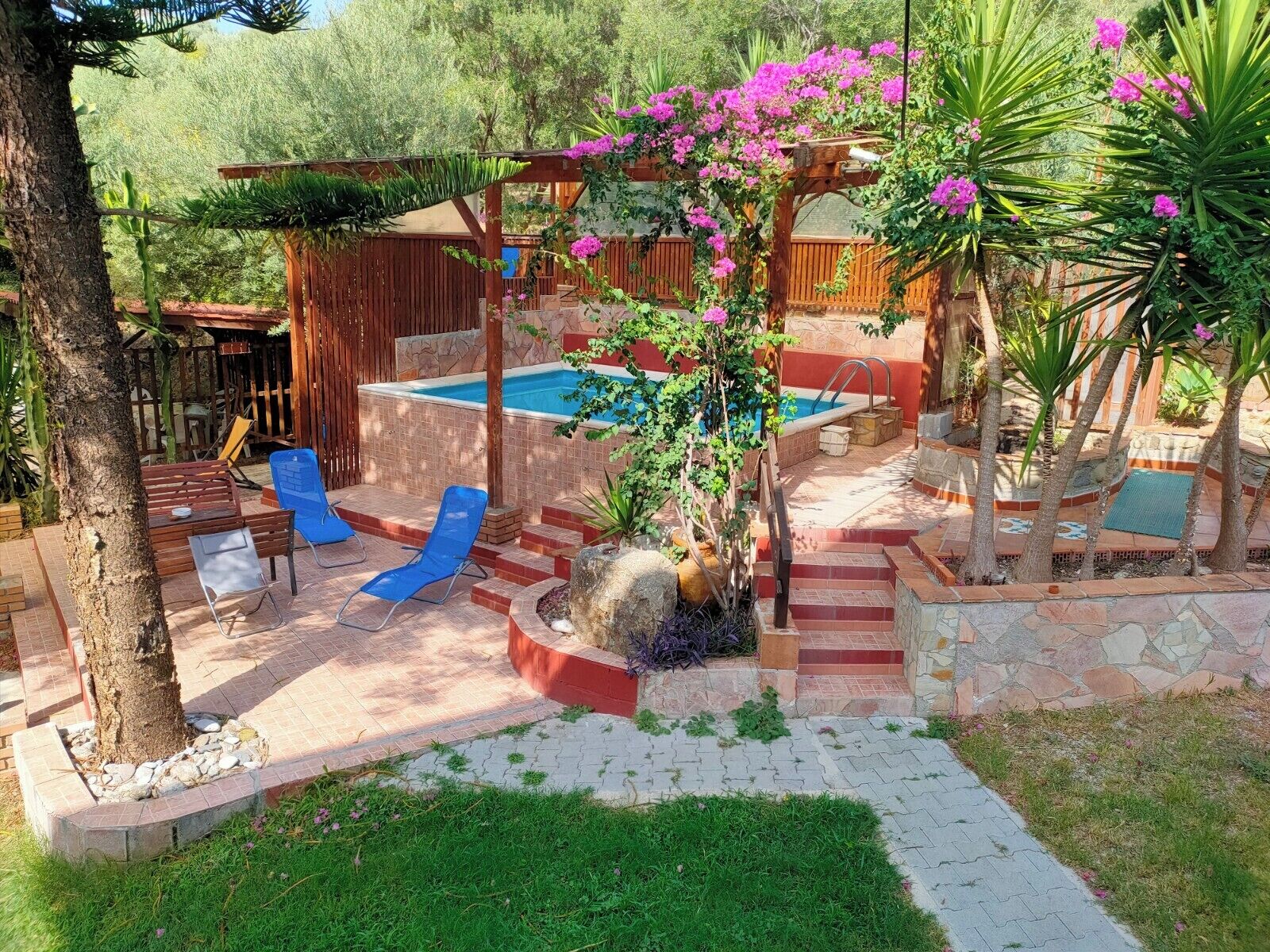 Quarto, 2 quartos, fumadores, vista para o jardim | Piscina | Piscina exterior 