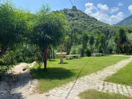 Quarto, 2 quartos, fumadores, vista para o jardim | Terrenos do alojamento