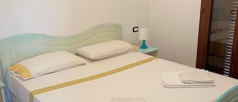 1 quarto, ferros/tábuas de passar roupa, roupa de cama