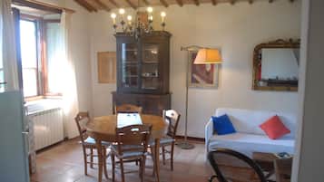 Apartamento, 2 quartos, lareira, vista para o jardim | Sala de jantar