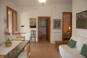 Apartamento, 2 quartos, lareira, vista para o jardim | Sala