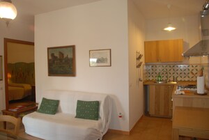 Apartamento, 2 quartos, lareira, vista para o jardim | Sala