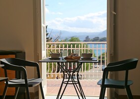 Café da manhã com buffet grátis todos os dias