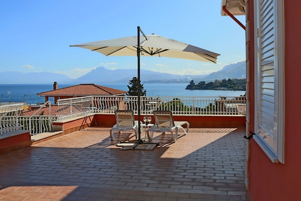 Terraço com espreguiçadeiras