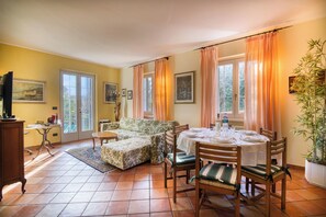 Apartamento Familiar, vários quartos, 2 casas de banho (La Casetta Sull'Albero) | Sala de estar | Televisor de ecrã plano de 22 polegadas com canais por cabo, televisor 