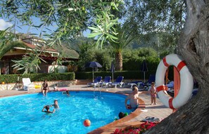 Apartamento, 2 quartos, fumadores, pátio | Piscina | Piscina exterior 