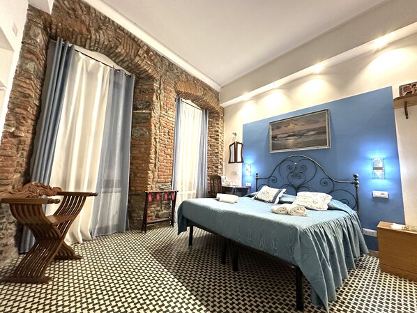 Quarto Quádruplo Premium | Cofre no quarto, Wi-fi grátis, roupa de cama fornecida