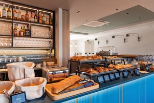 Café da manhã com buffet grátis todos os dias