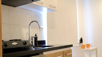 Estúdio premium | Escrivaninha, quartos à prova de som, Wi-Fi de cortesia, roupa de cama