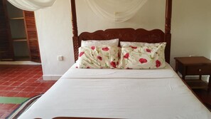 Apartamento, 4 quartos | Escrivaninha, Wi-Fi de cortesia, roupa de cama