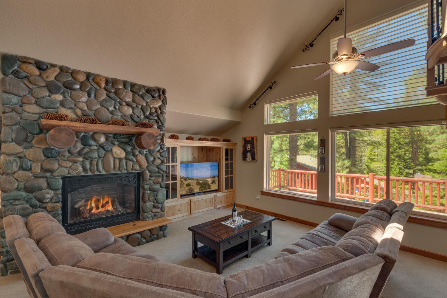 Spacious Stay W/ Hot Tub & Fireplace - 南太浩湖