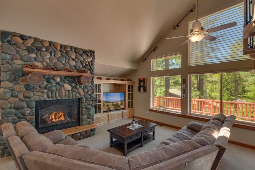 Spacious Stay W/ Hot Tub & Fireplace - 南太浩湖