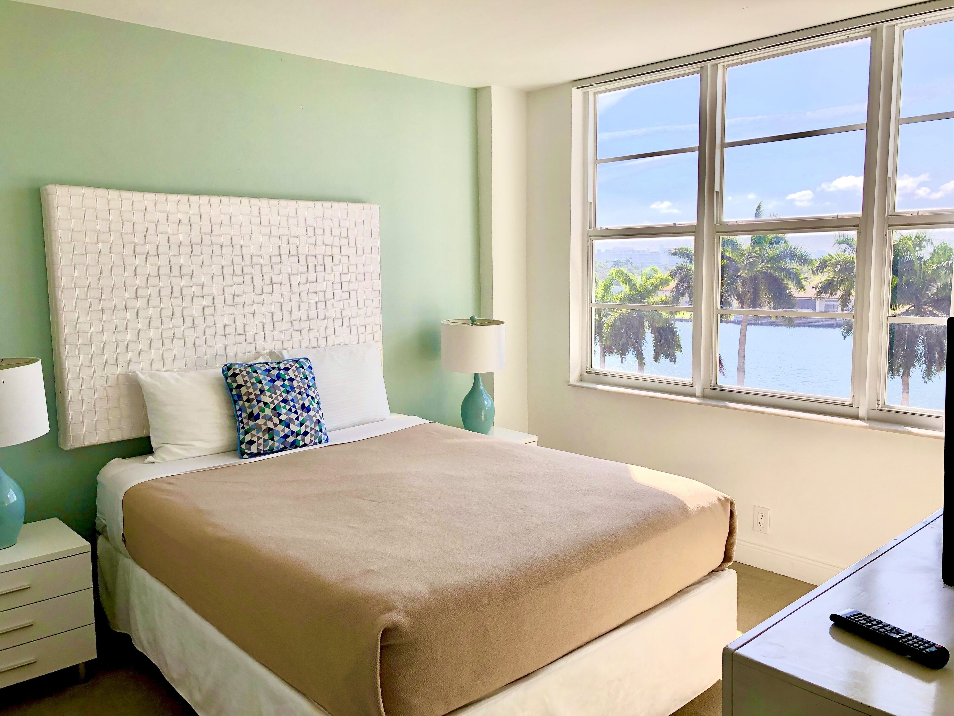 Suite Júnior, 2 quartos, varanda, vista para a baía | 2 quartos, cofre no quarto, com mobília individualizada, secretária 