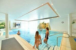 Piscina interior, piscina exterior sazonal, espreguiçadeiras 