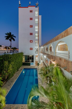 Piscina externa, espreguiçadeiras