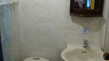 Quarto Familiar | Casa de banho | Um polibã, toalhas fornecidas, sabão