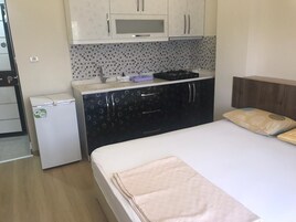 Quarto Triplo Comfort | Kitchenette privada | Minifrigorífico, um forno, uma placa de cozinha, uma chaleira elétrica 