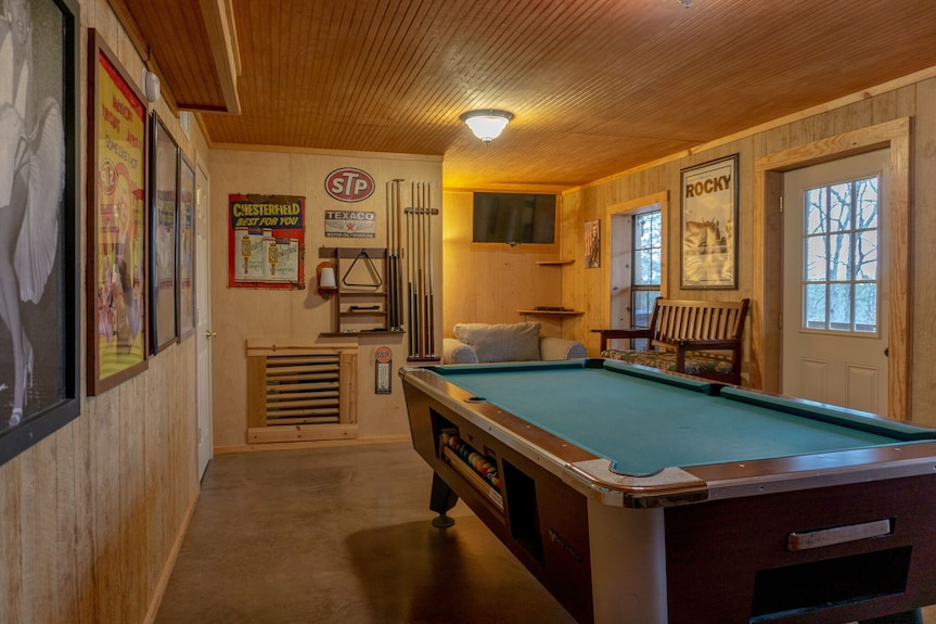 Secluded Log Cabin, Mountain Top, Hot Tub, Pool Table, 5 Miles From Downtown - Hot Springs, AR