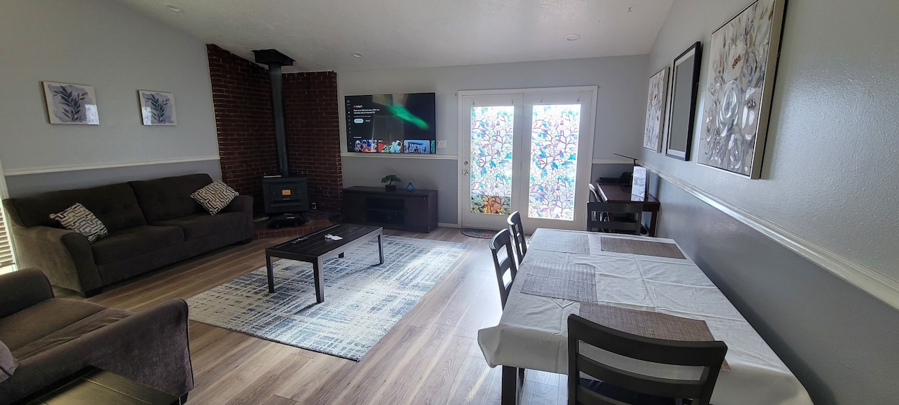 Entire Townhouse 1 Car Garage +Jacuzzi - Wendover, UT