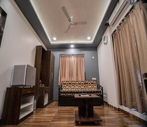 Standard Executive Room | Sala de estar | Televisor de 32 polegadas com canais por cabo