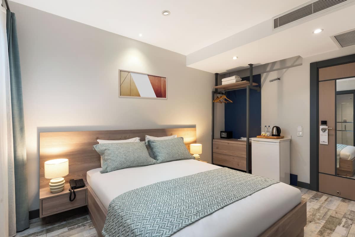 Quarto casal ou duplo econômico, sem janelas | Roupas de cama premium, frigobar, cofres nos quartos